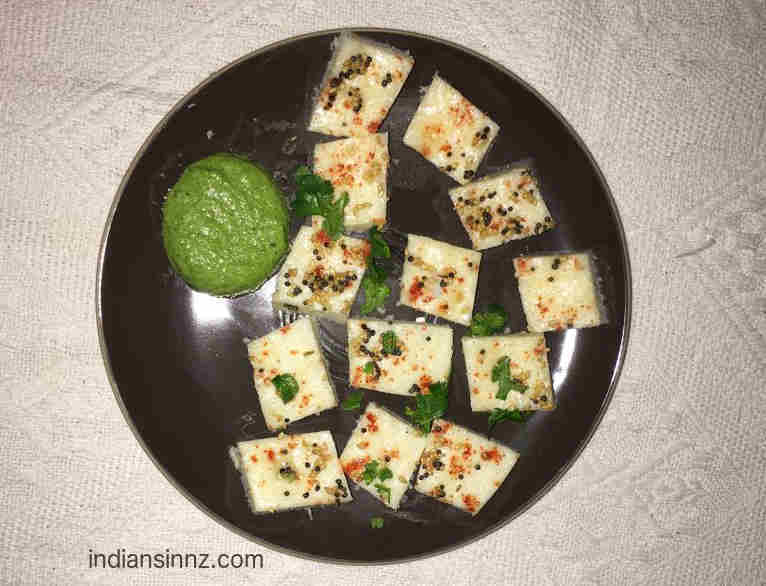 Indian Gujarati Dhokla Recipe गुजराती खाटा ढोकला - indiansinnz.com